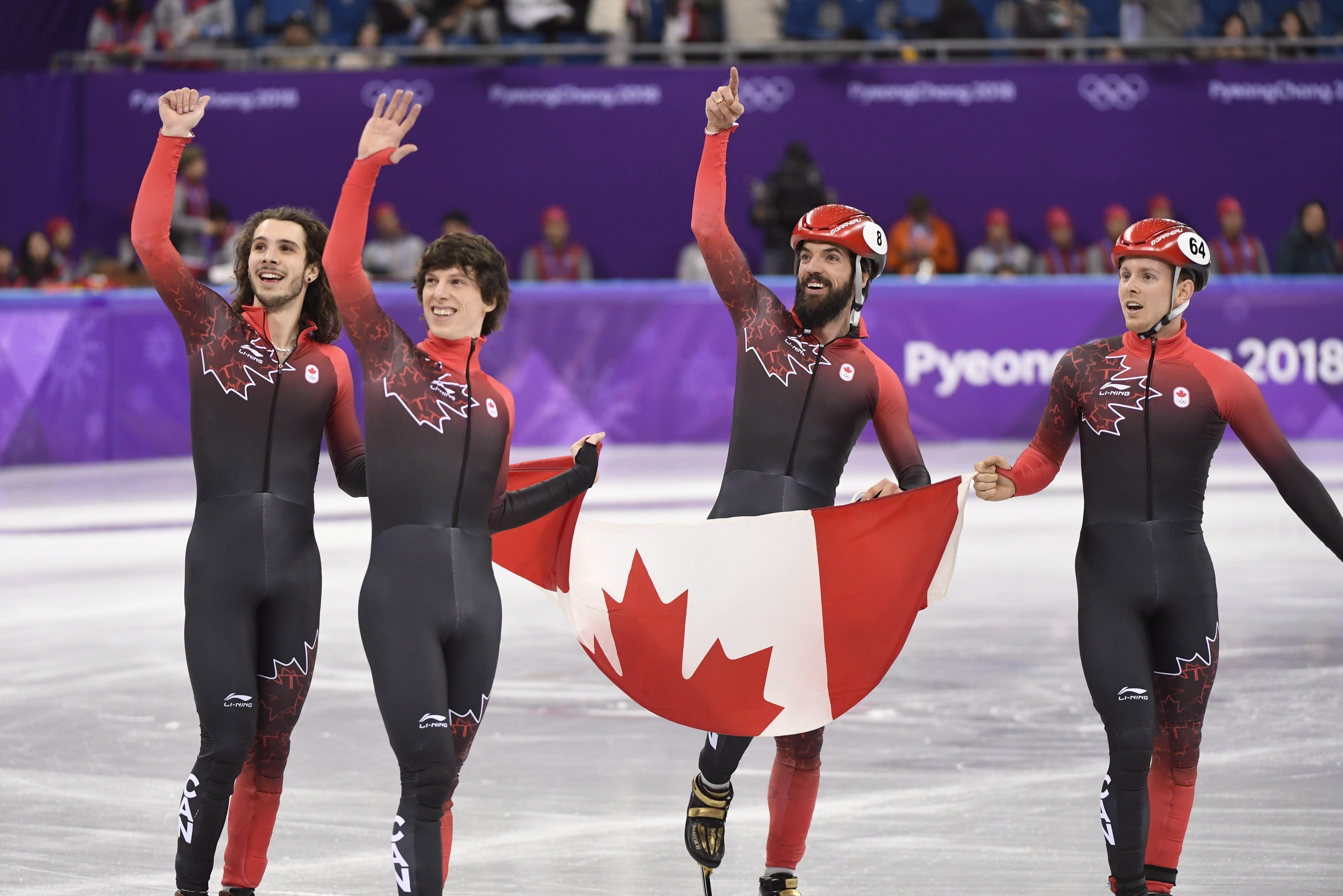 L'équipe canadienne de patinage de vitesse sur courte piste en action à ...