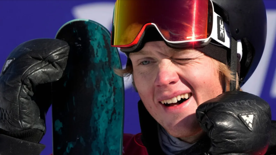 Evan McEachran rafle l’argent en ski slopestyle à la Coupe du monde de ...