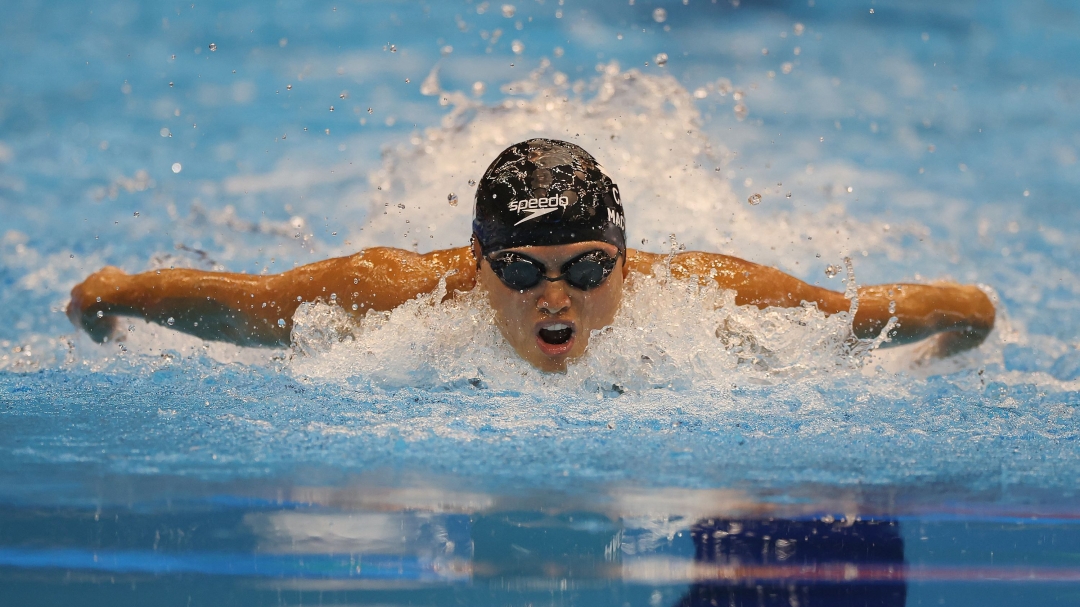 Maggie Mac Neil remporte la médaille d'argent du 100 m papillon aux ...