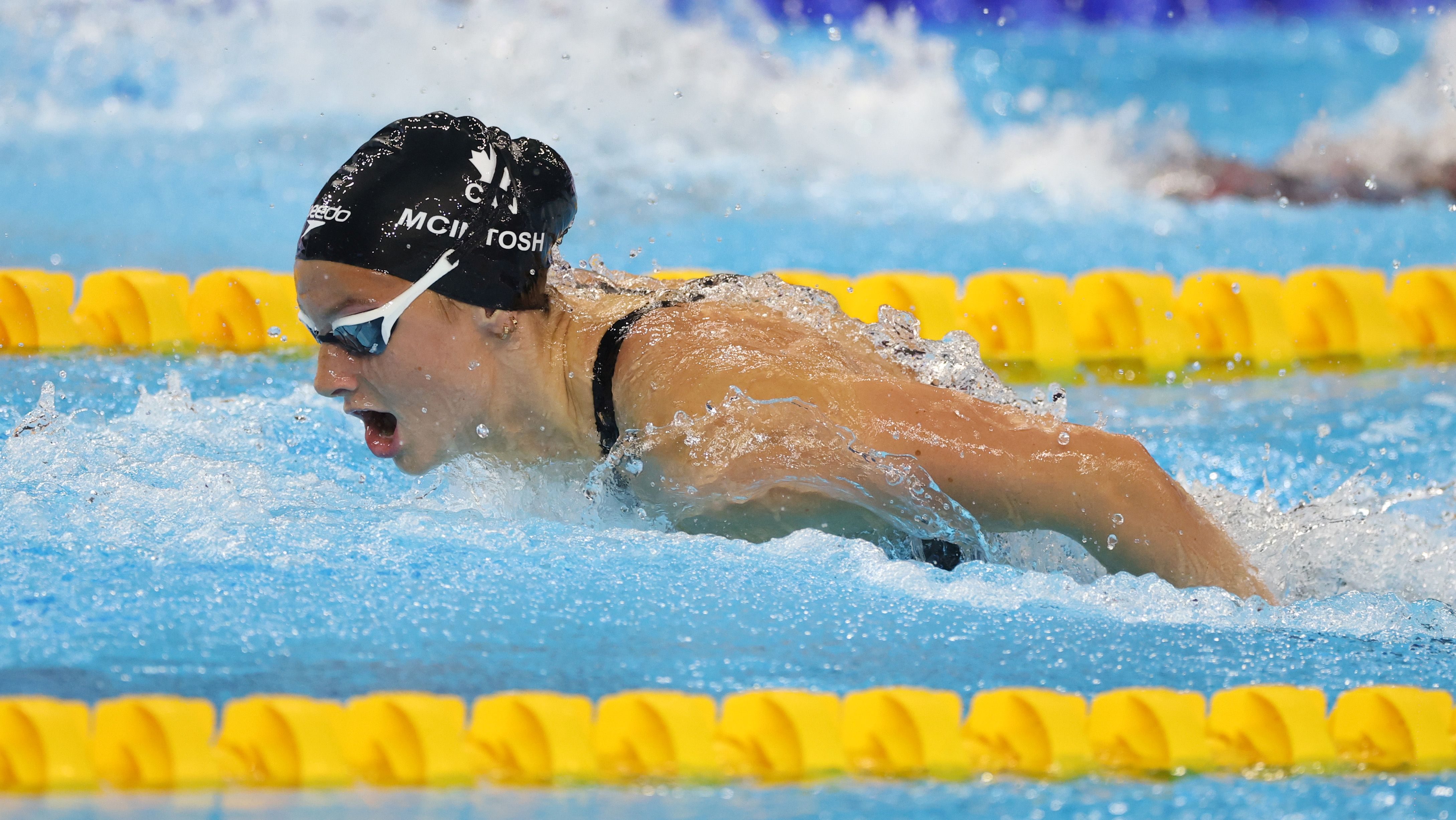 Summer McIntosh remporte un or historique au 200 m papillon aux ...